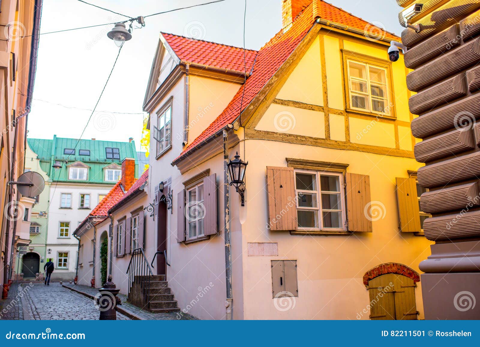 Casa antigua en Riga imagen de archivo. Imagen de obturadores - 82211501