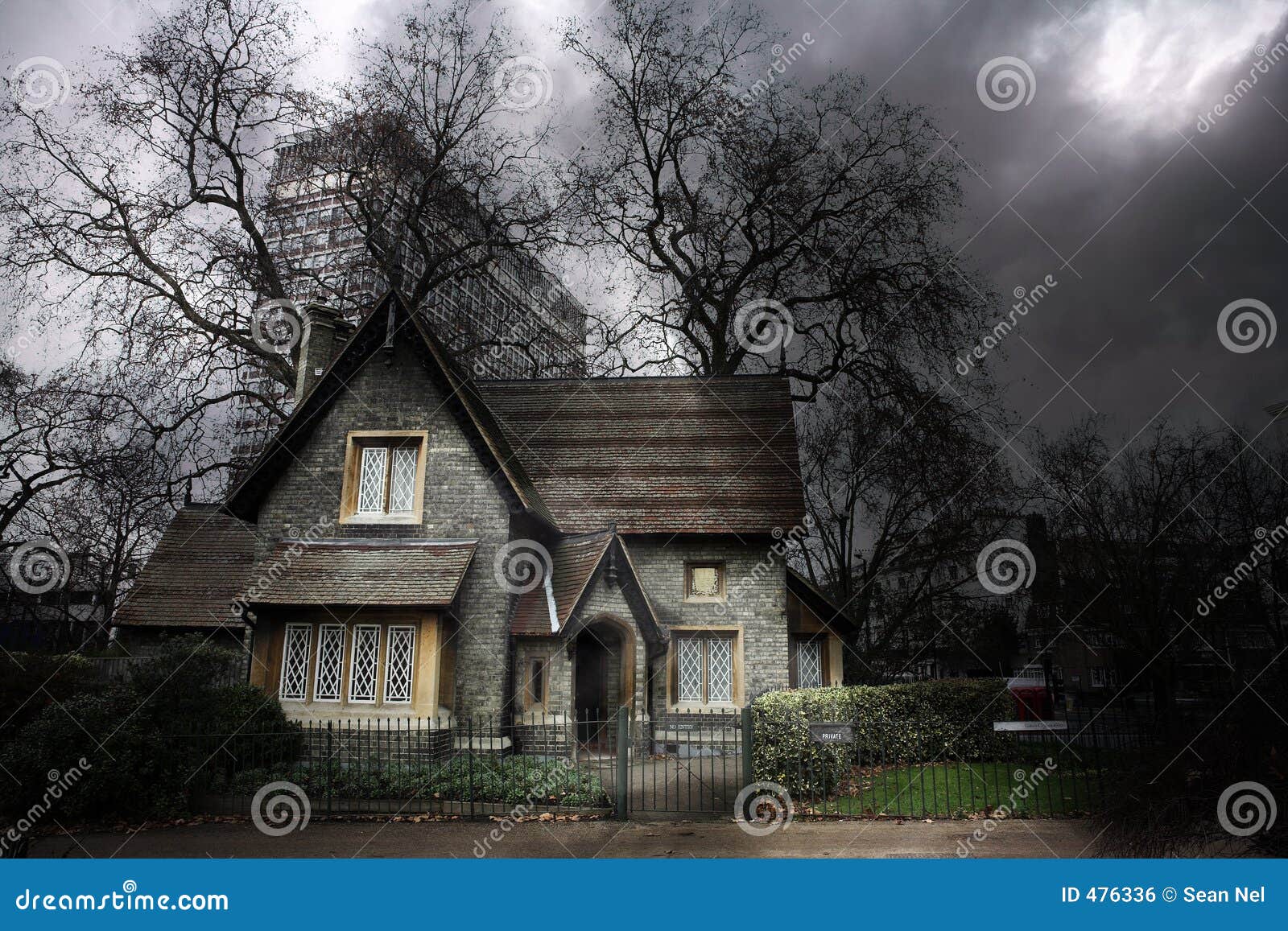 Casa assombrada #1 foto de stock. Imagem de nublado, resistido - 476336