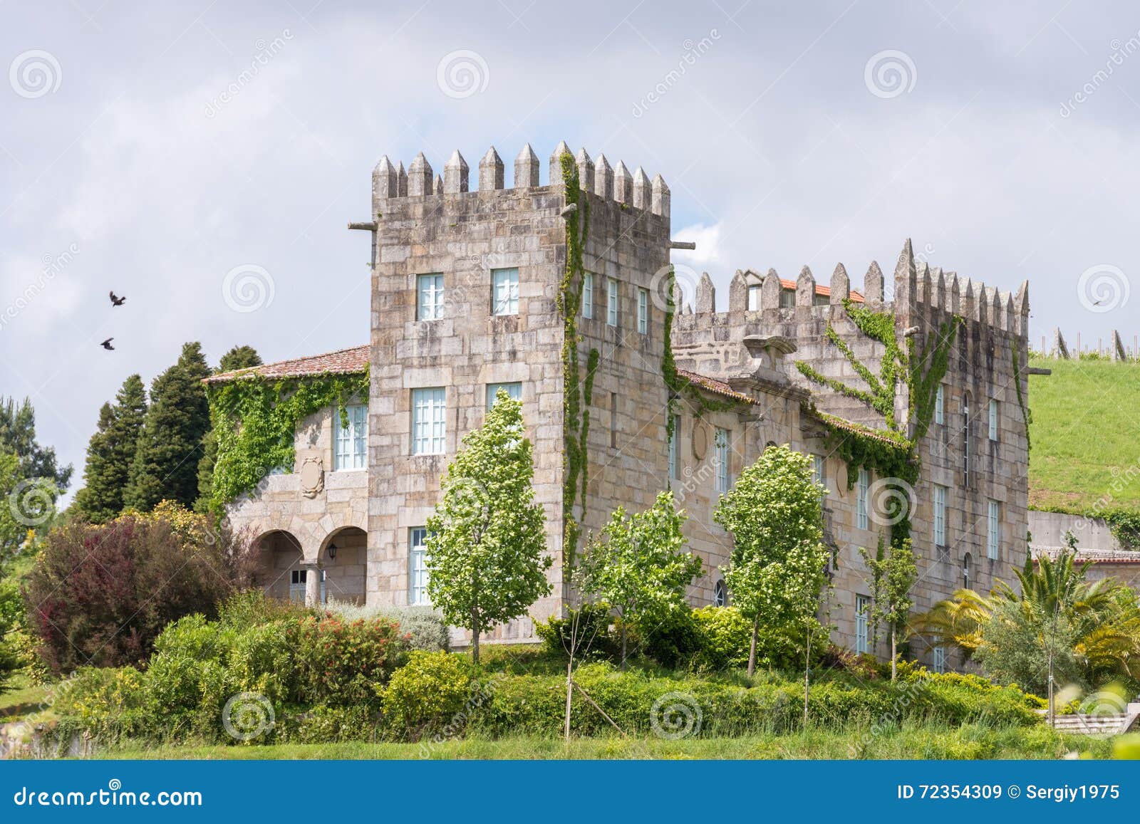Casa Bajo La Forma De Castillo Antiguo Imagen de archivo - Imagen de ...