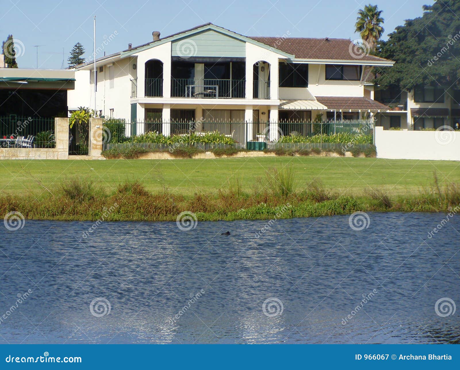 Casa cerca del río imagen de archivo. Imagen de ejecutivo - 966067