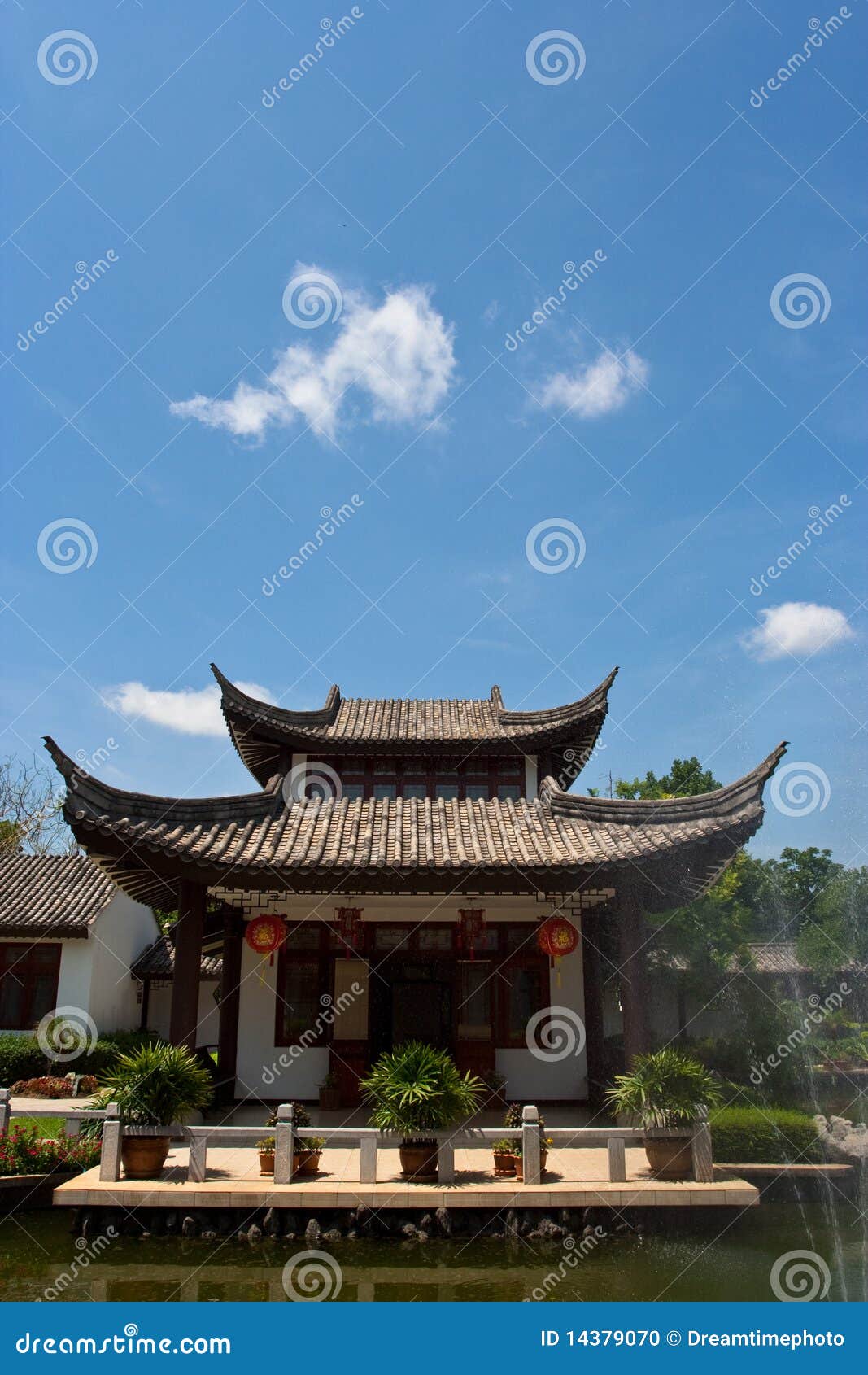 Casa china foto de archivo. Imagen de verde, casa, chino - 14379070