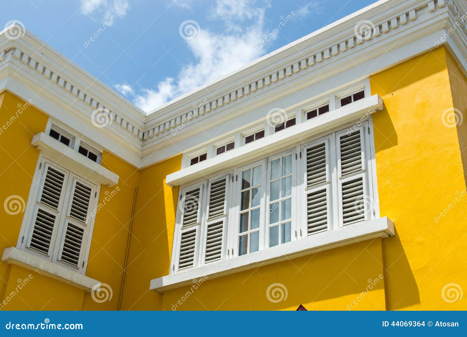 Casa colonial amarilla foto de archivo. Imagen de casa - 44069364