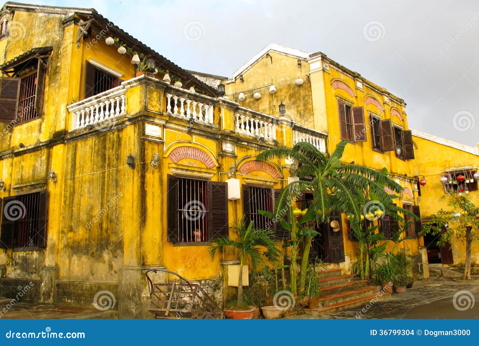 Casa Colonial Amarilla En Hoi an, Vietnam. Foto de archivo - Imagen de ...