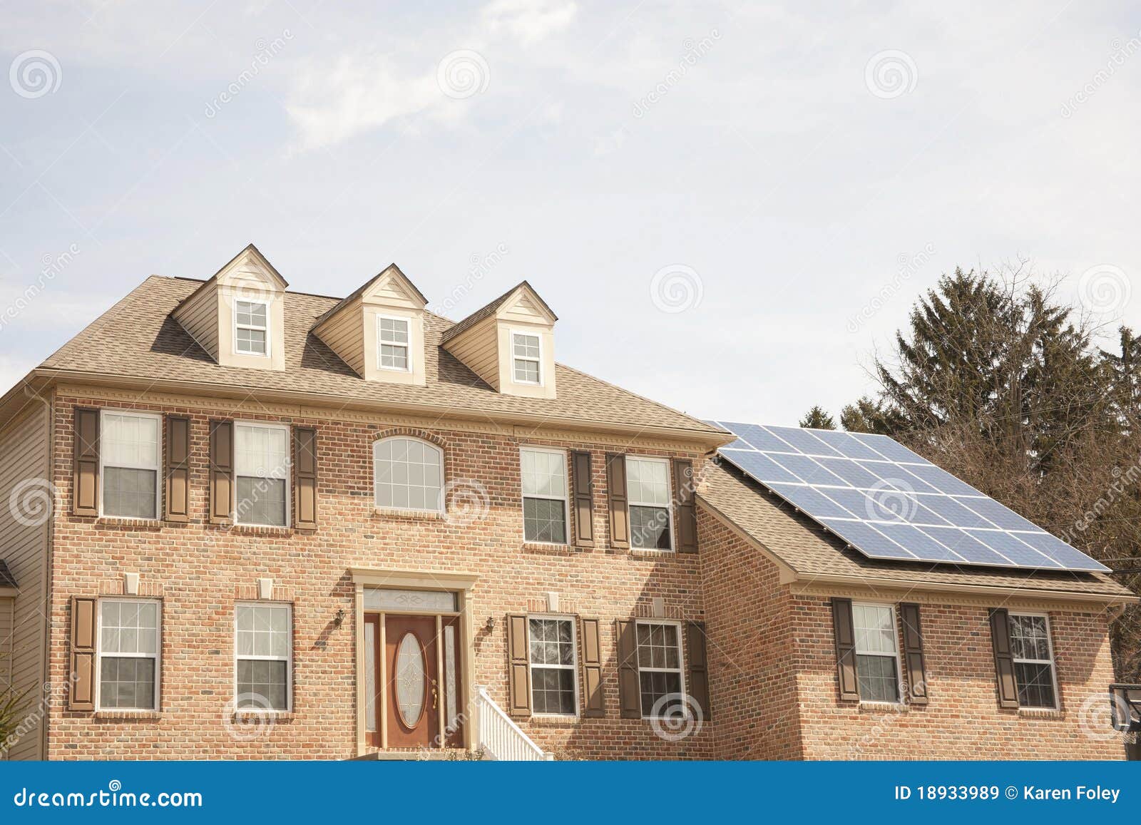 Casa Colonial Con El Panel Solar Imagen de archivo - Imagen de verde ...