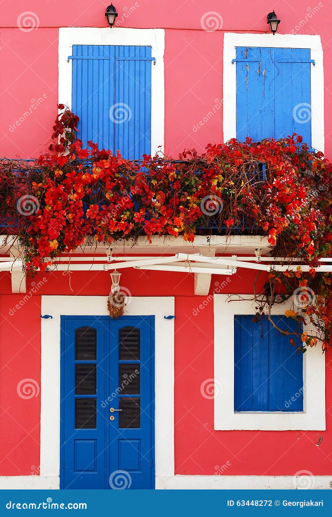 Casa colorata tipica fotografia stock. Immagine di legno - 63448272