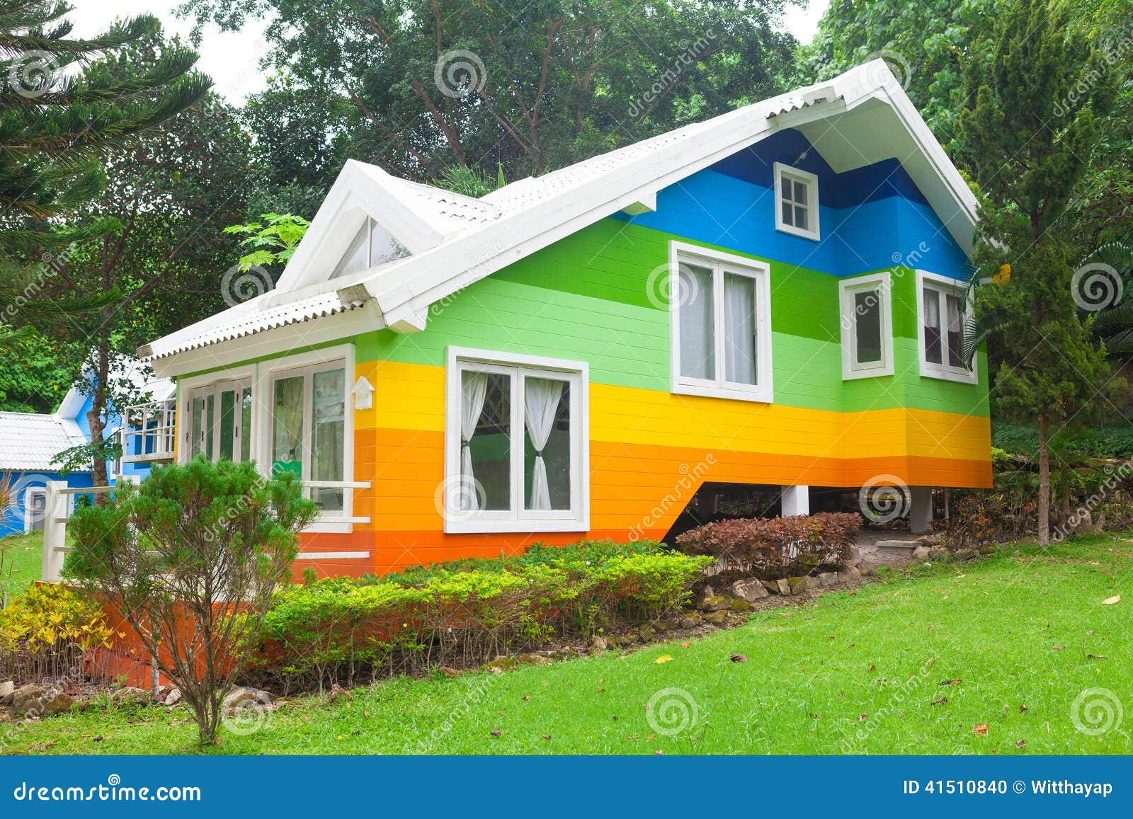 Casa colorida na floresta foto de stock. Imagem de paisagem - 41510840