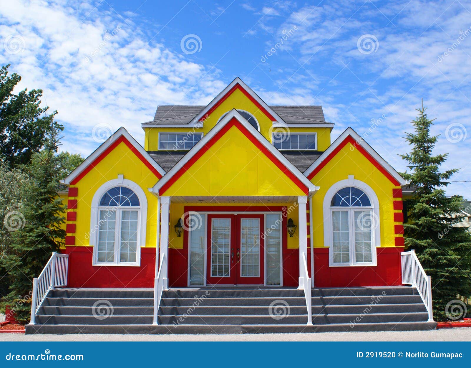 Casa colorida nova foto de stock. Imagem de alaranjado - 2919520