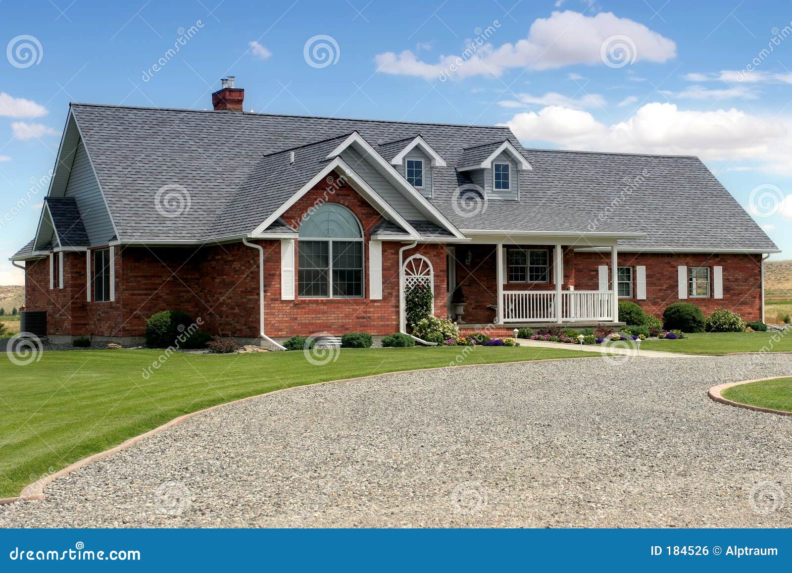 Casa con la strada privata fotografia stock. Immagine di fiori - 184526