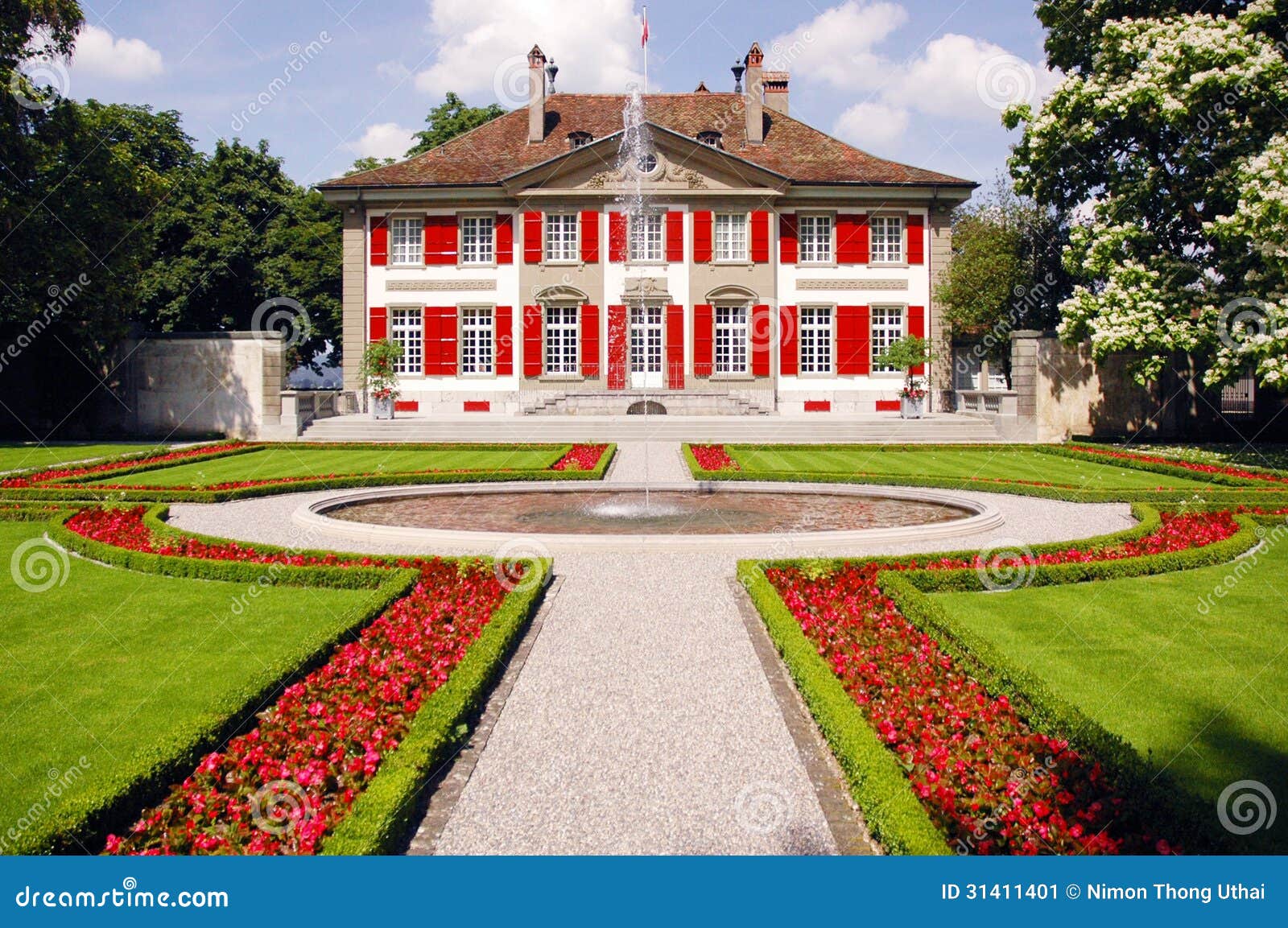 Casa Con Las Fuentes Y Los Jardines. Imagen de archivo - Imagen de ...