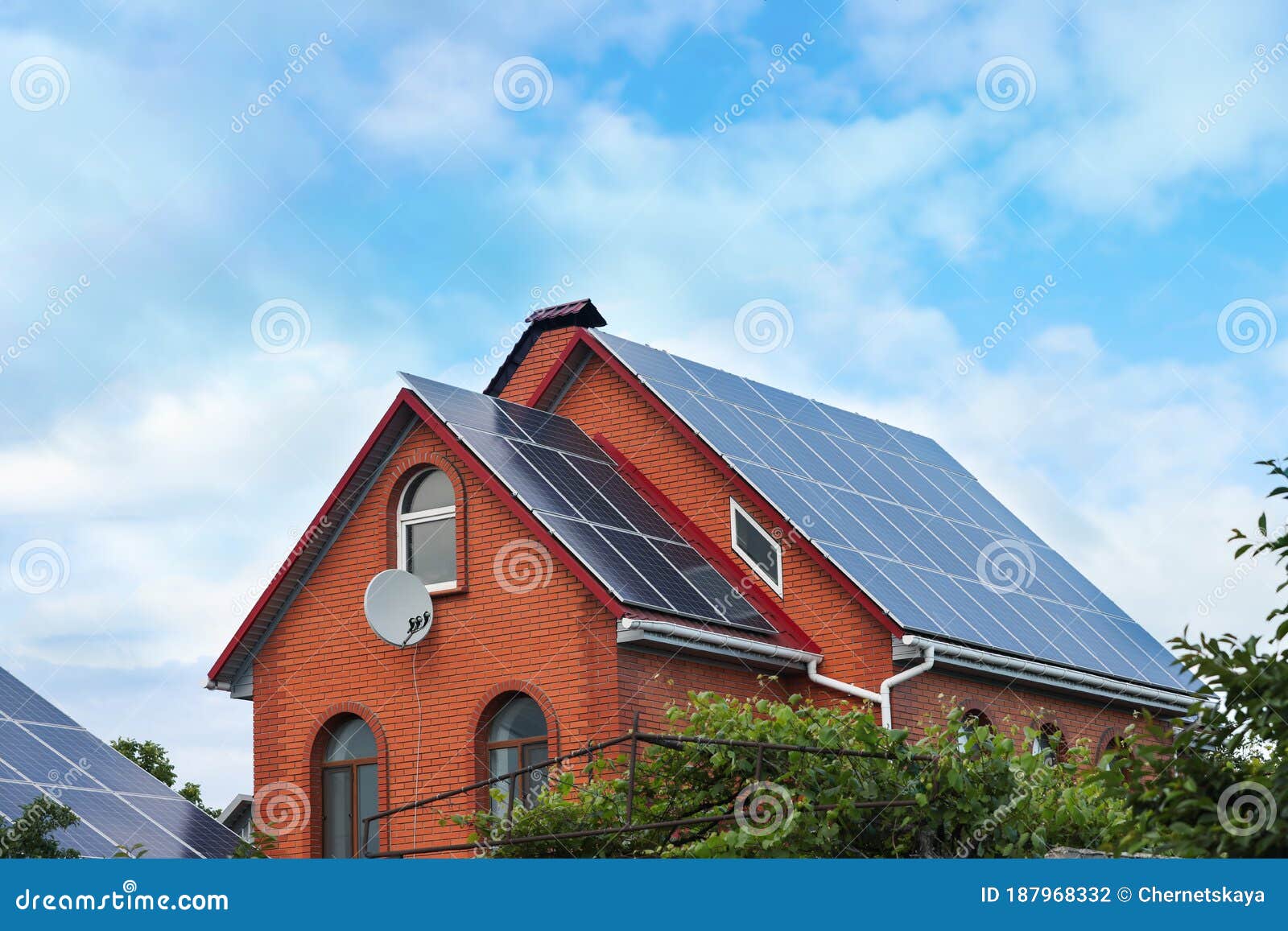 Casa Con Paneles Solares Instalados Foto de archivo - Imagen de ...