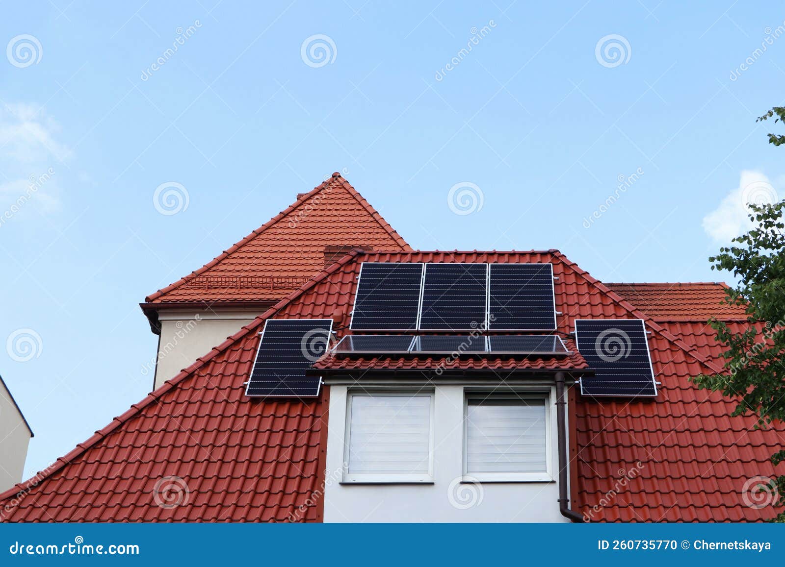 Casa Con Paneles Solares Instalados En El Techo Foto de archivo ...