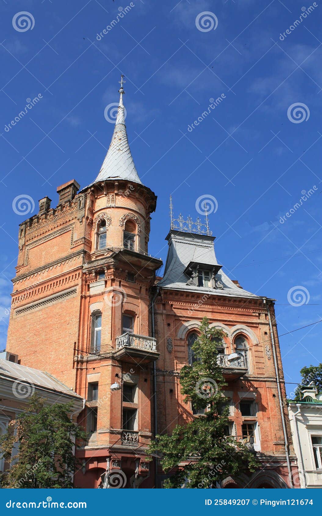Casa con una torreta imagen de archivo. Imagen de amarillo - 25849207