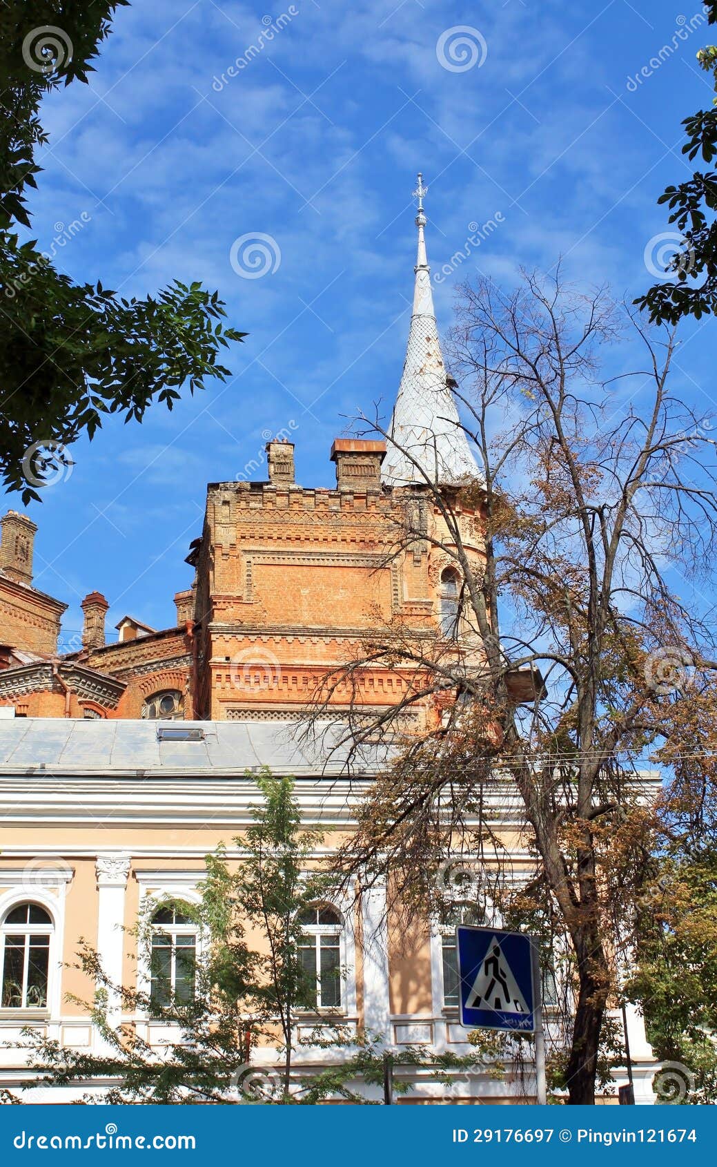 Casa con una torreta imagen de archivo. Imagen de edificio - 29176697