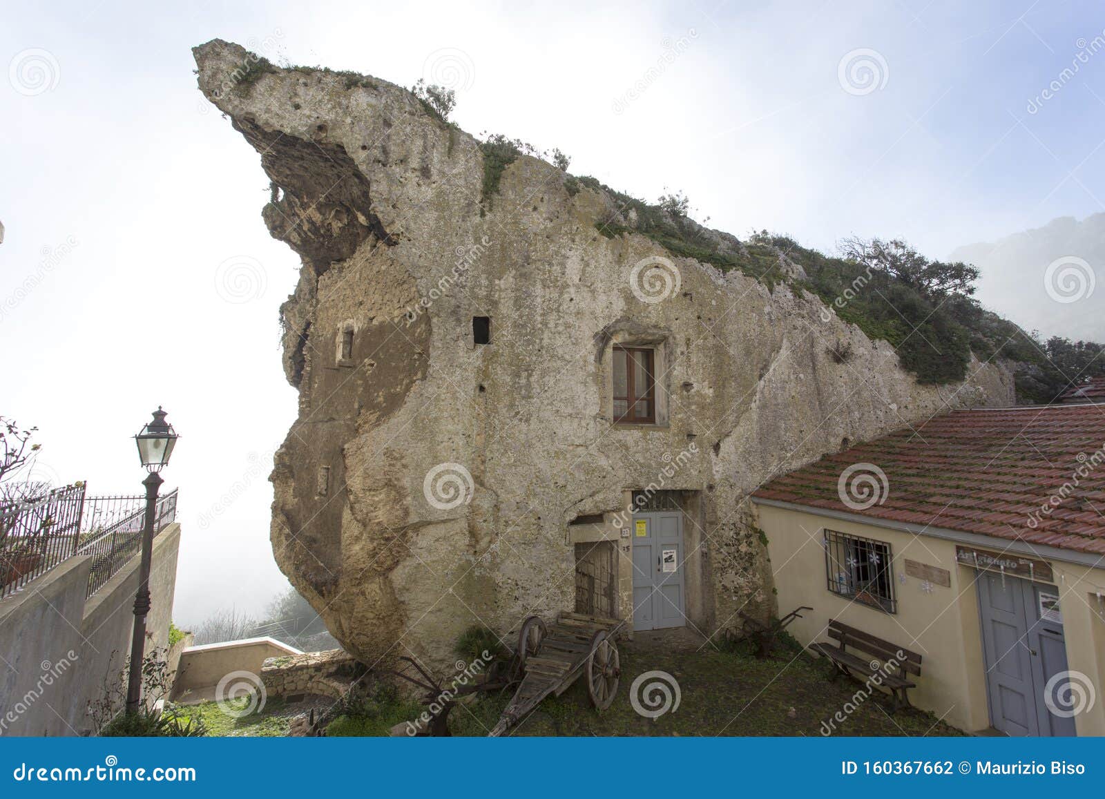 Casa Construida Dentro De Una Roca En Sedini Fotografía editorial ...