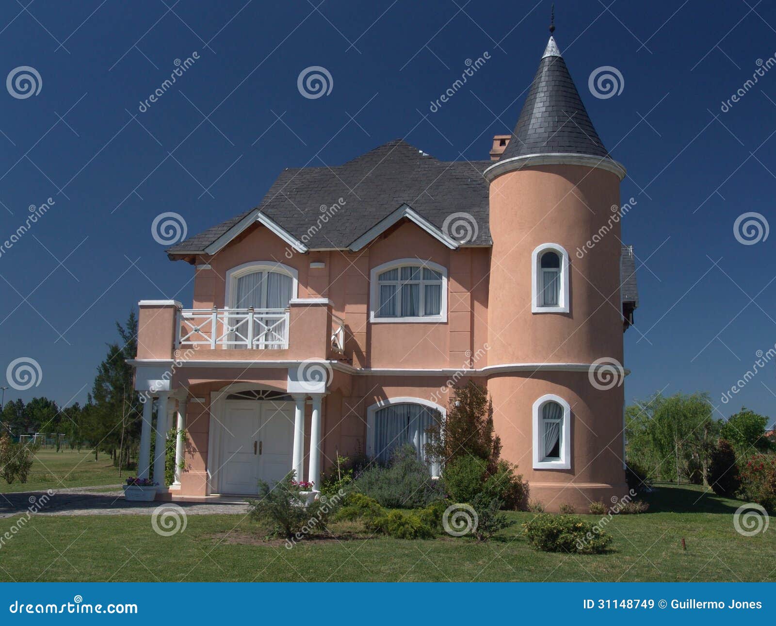 Casa cor-de-rosa 2 imagem de stock. Imagem de colorido - 31148749