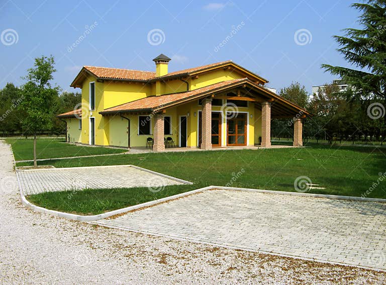 Casa da classe alta imagem de stock. Imagem de arquitetura - 5024849