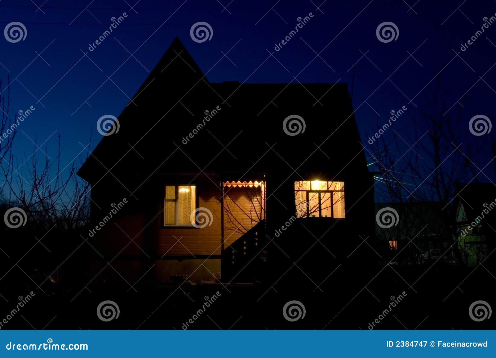 Casa da noite imagem de stock. Imagem de vila, noite, casa - 2384747