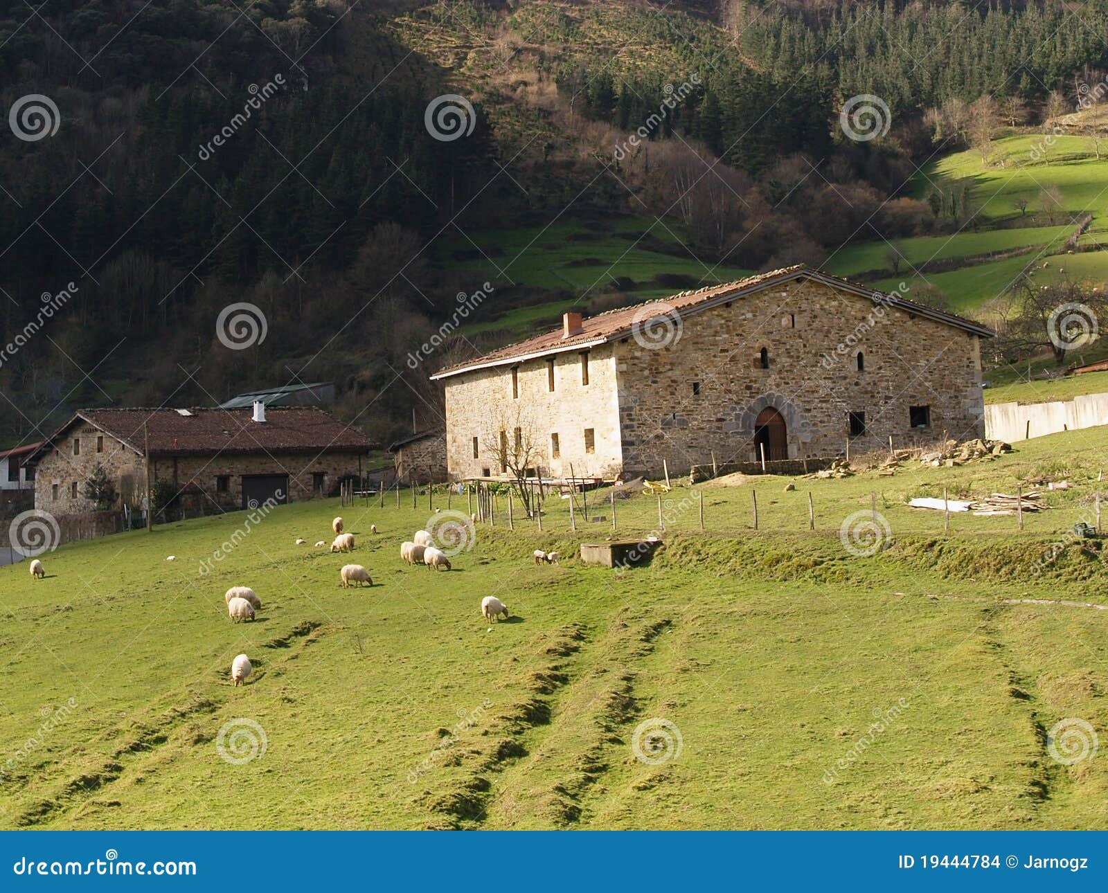 Casa Da Quinta Basque Típica Do País Foto de Stock - Imagem de paisagem ...