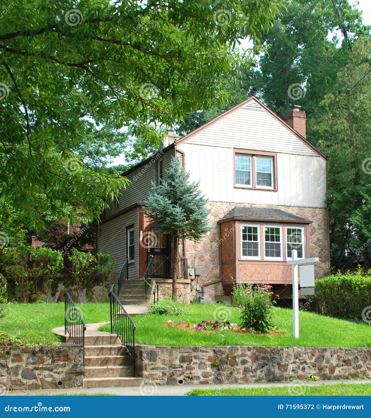 Casa Da Vendere Con Il Bovindo Fotografia Stock - Immagine di grande ...