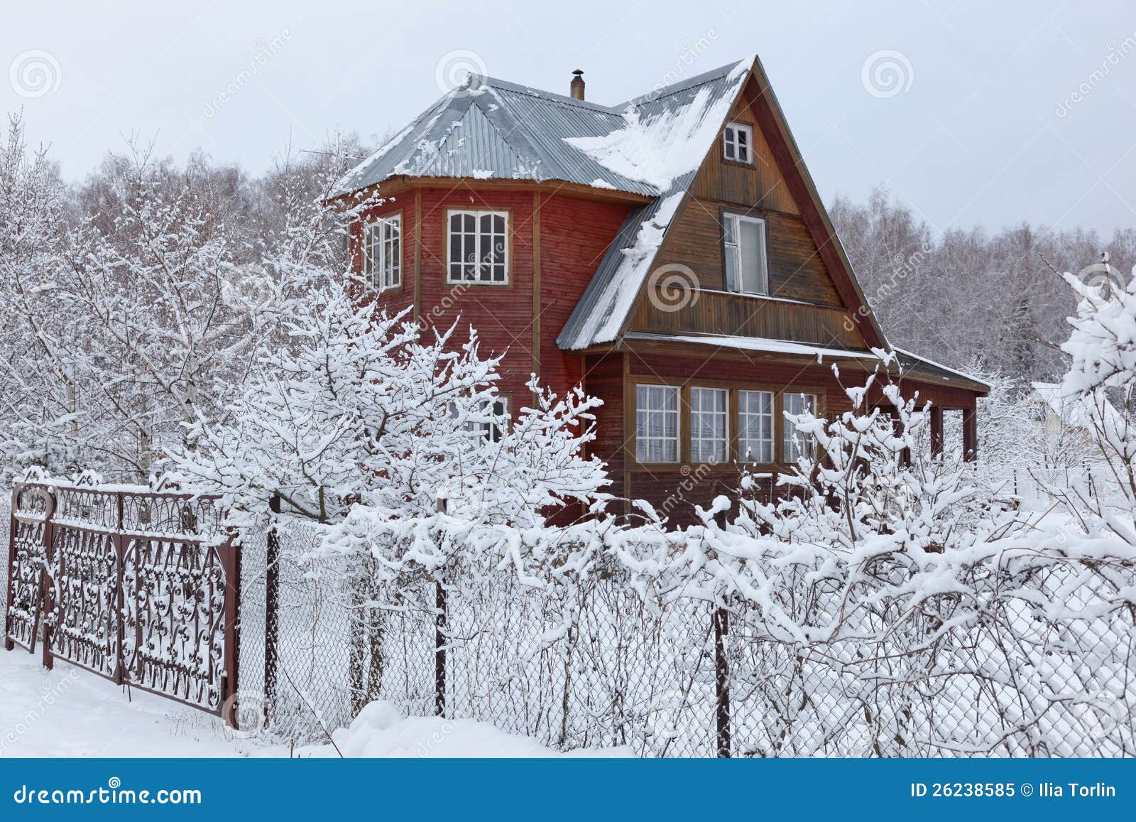 Casa (dacha) En Campo En Invierno. Rusia. Imagen de archivo - Imagen de ...