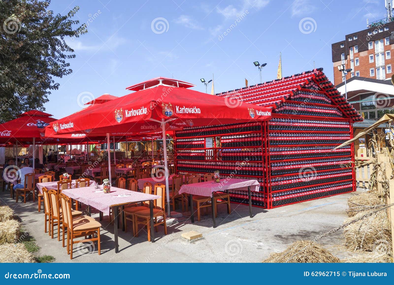 Casa Das Garrafas De Coca-Cola Imagem Editorial - Imagem de setembro ... Casa Das Garrafas De Coca-Cola Imagem Editorial - Imagem de setembro ...