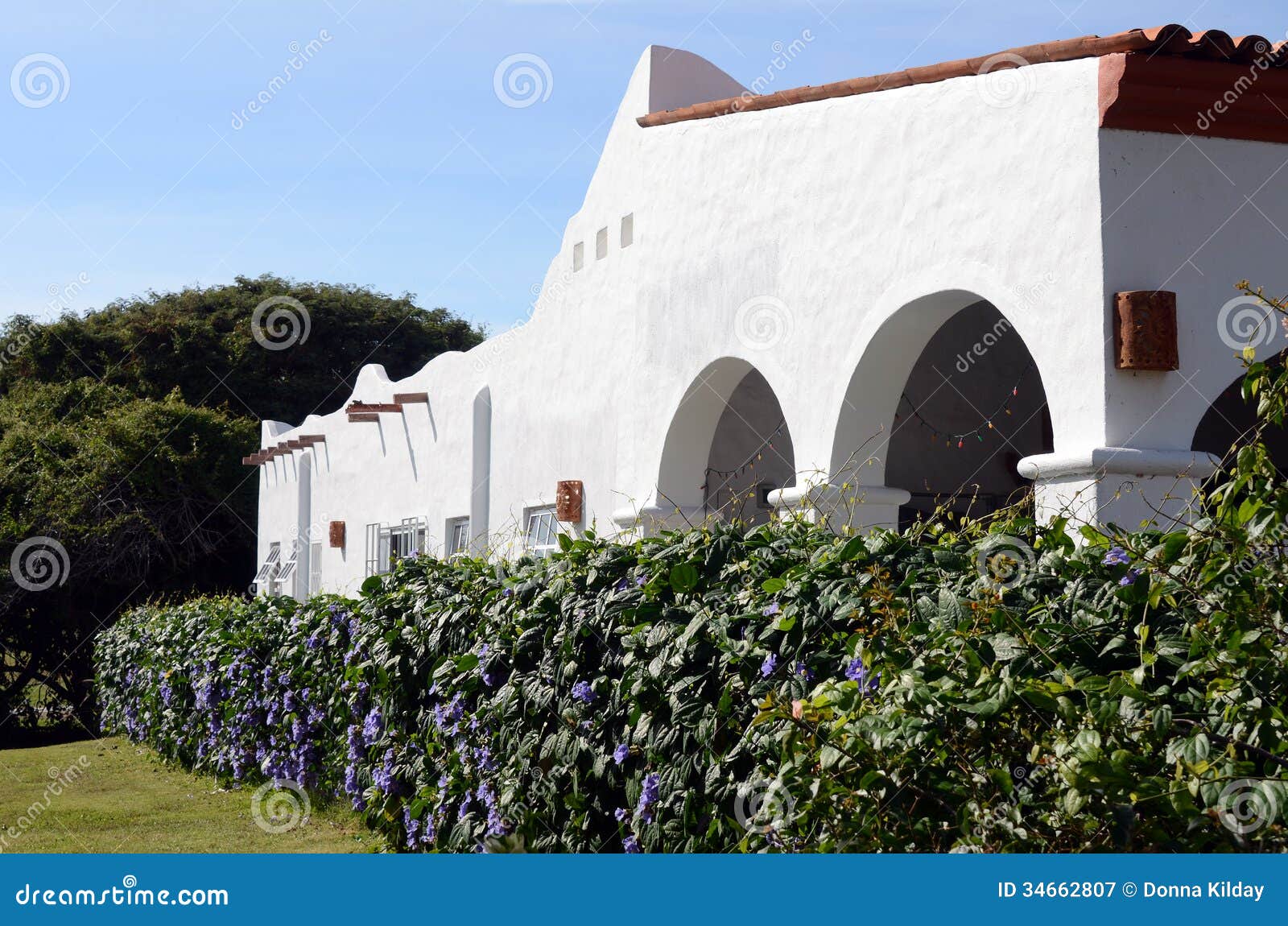 Casa de adobe blanca imagen de archivo. Imagen de cielo - 34662807