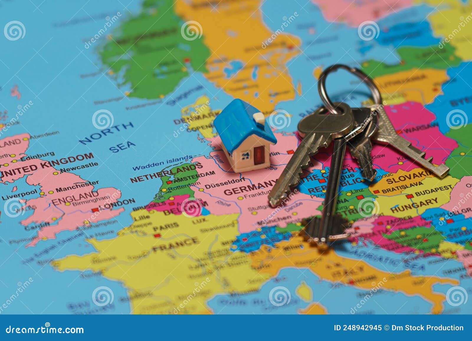 Casa De Brinquedos E Chaves Imagem de Stock - Imagem de moradia ...