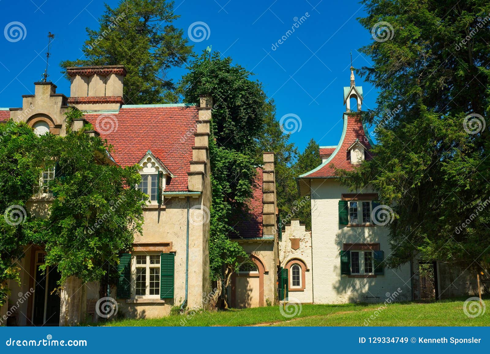 Casa De Campo E Torre Do ` S De Washington Irving Imagem de Stock ...