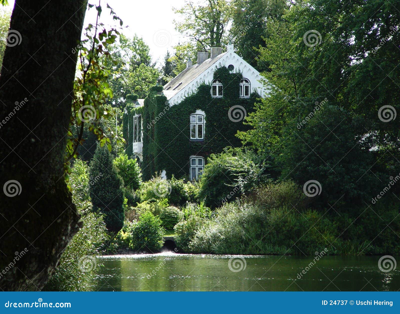 Casa de campo execrated imagem de stock. Imagem de coberto - 24737