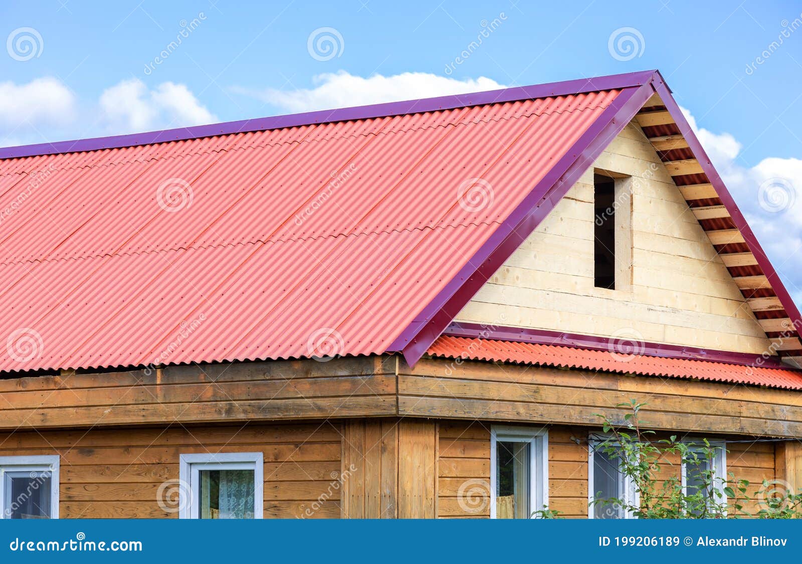 Casa De Campo De Madera Con Un Nuevo Techo Triangular Imagen de archivo ...