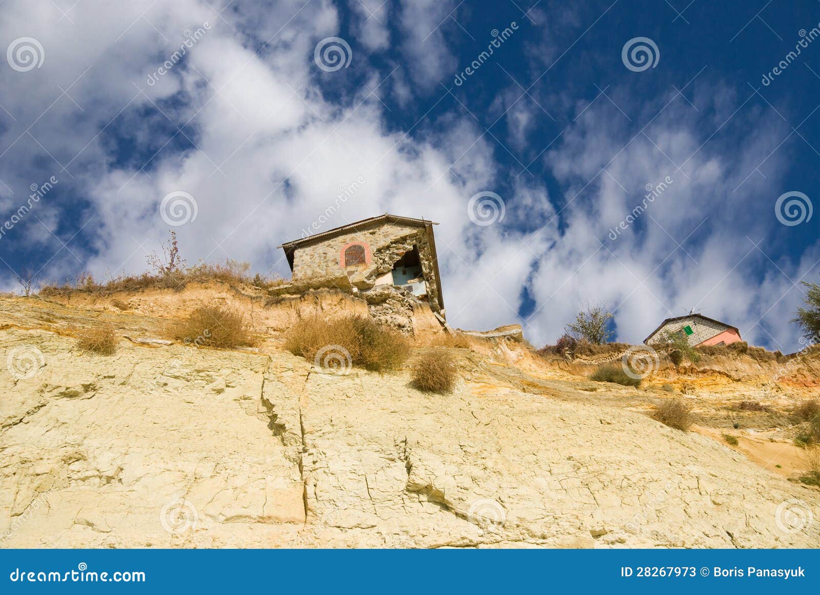 Casa De Desmoronamento Na Ruptura Da Costa Imagem de Stock - Imagem de ...