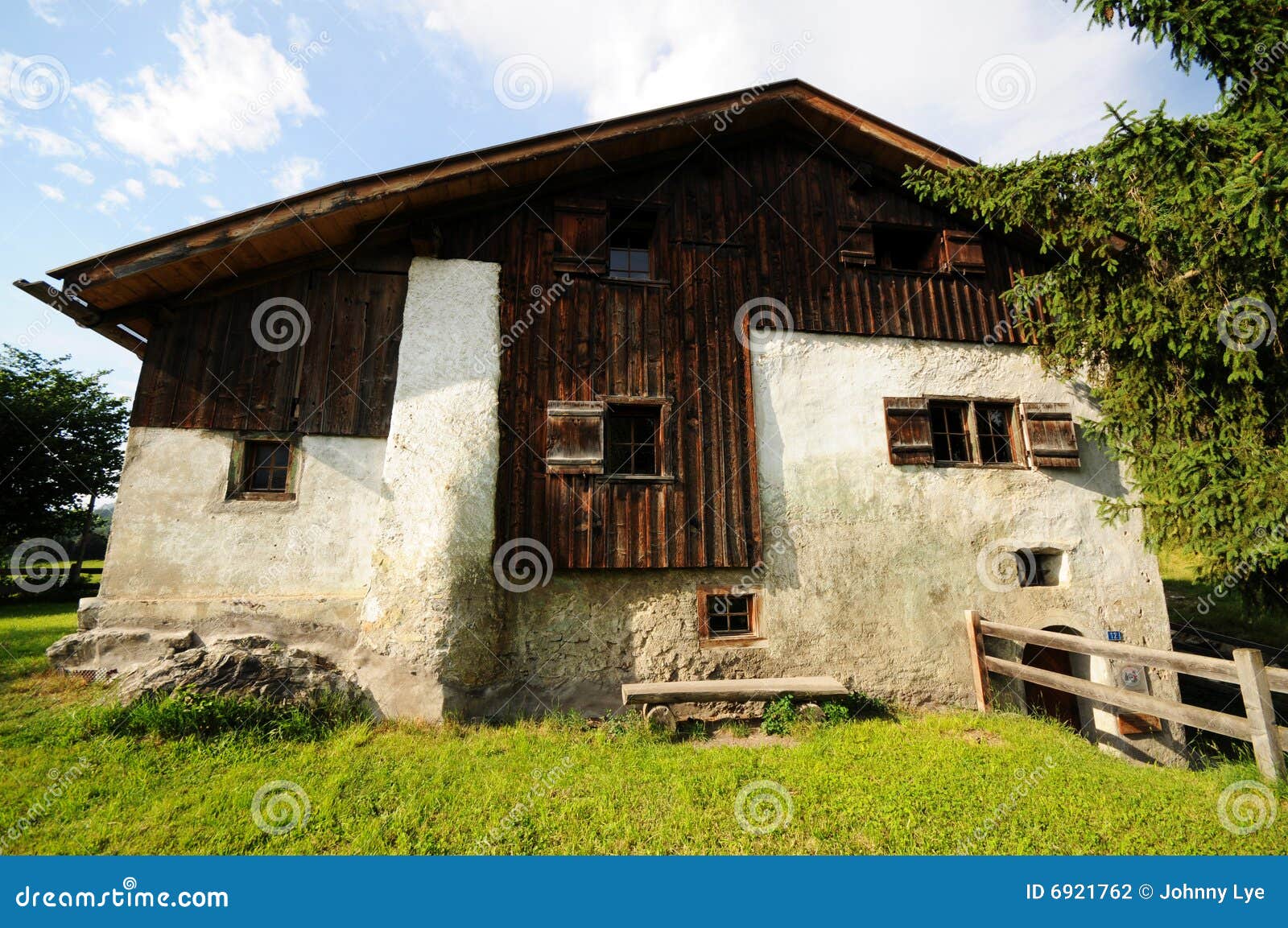 Casa de Heidi foto de stock. Imagem de madeira, fazenda - 6921762