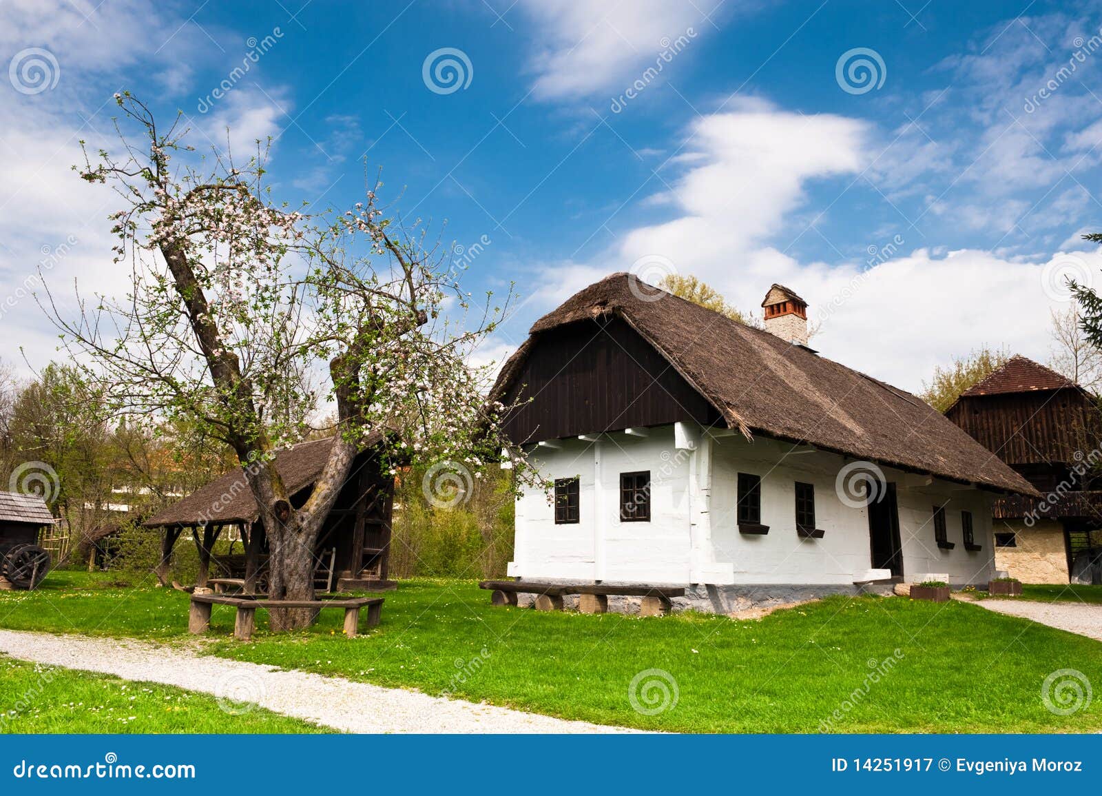 Casa de la aldea imagen de archivo. Imagen de verano - 14251917