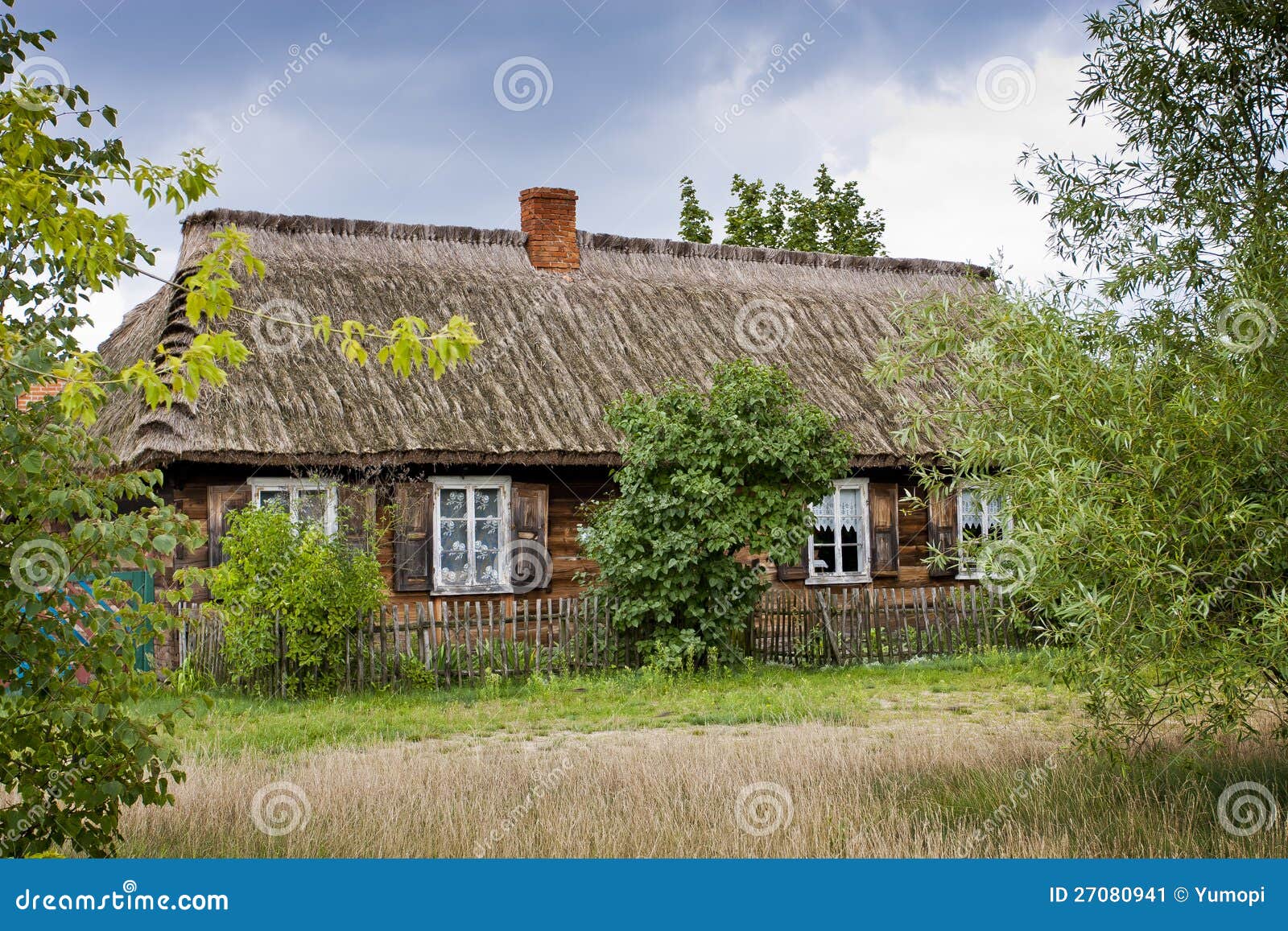 Casa de la aldea imagen de archivo. Imagen de aldea, cerca - 27080941