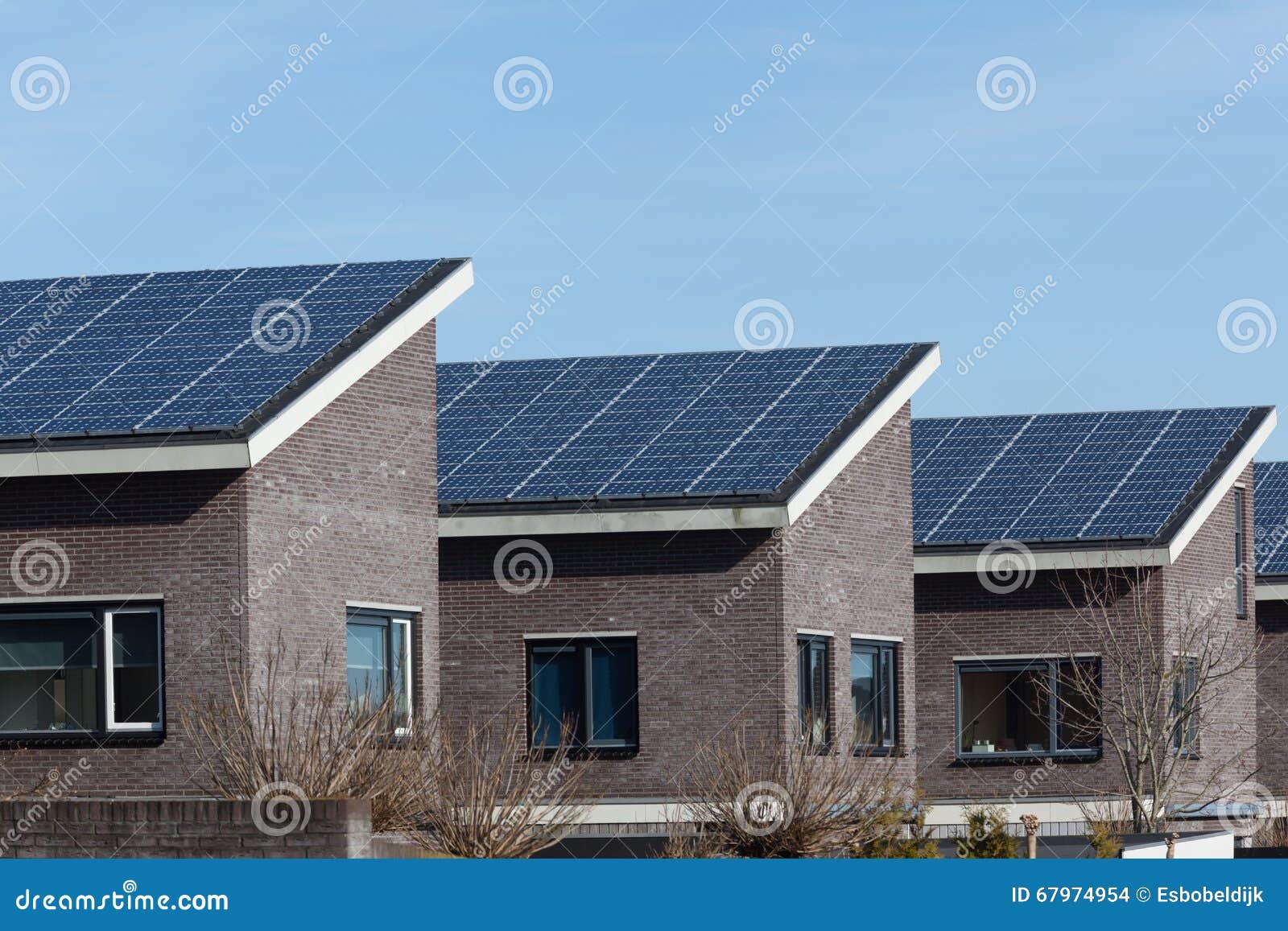 Casa De La Familia Con Los Paneles Solares Foto de archivo - Imagen de ...