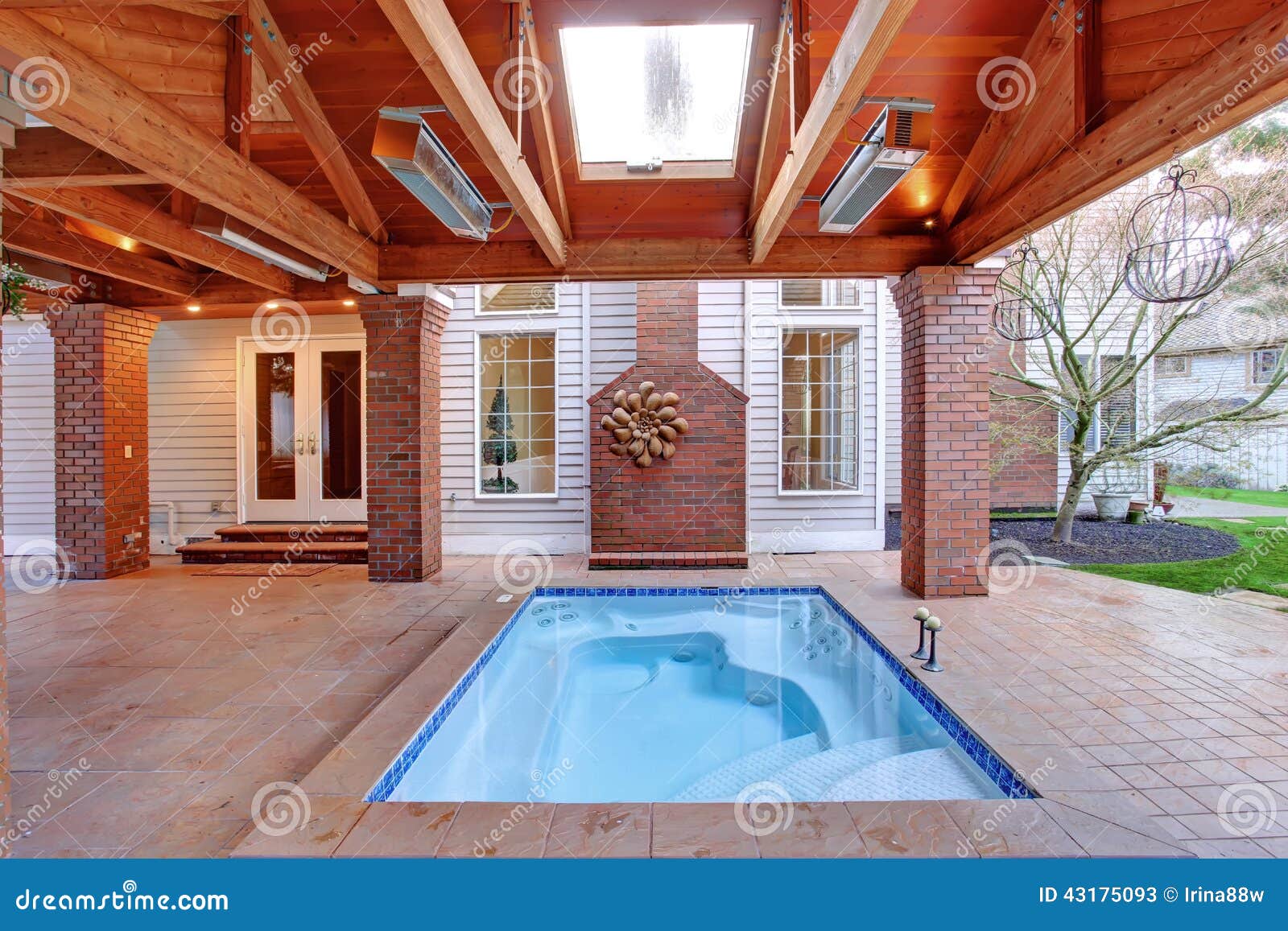 Casa De Lujo Con El Jacuzzi Imagen de archivo - Imagen de lujoso ...