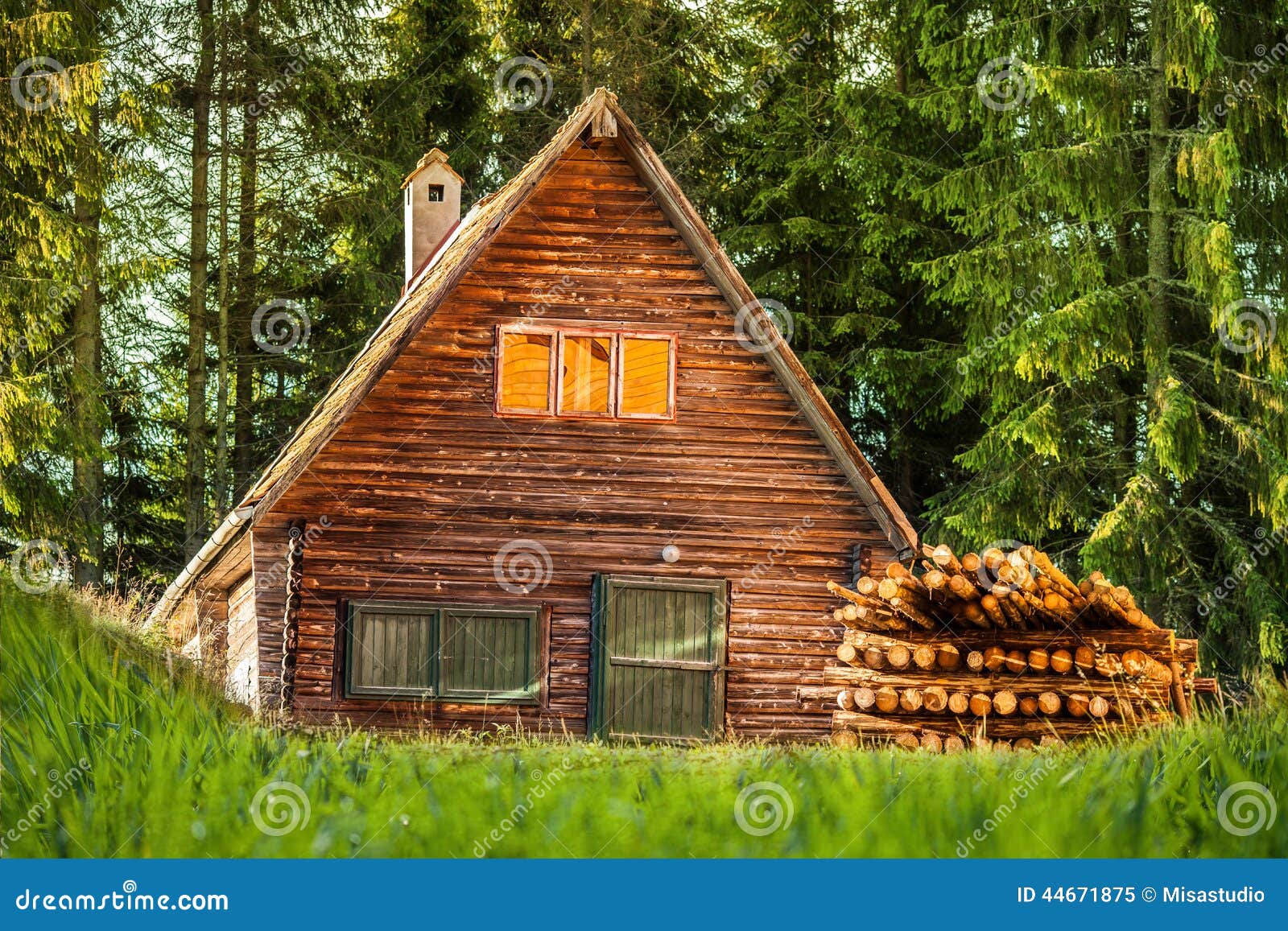 Casa De Madera En El Bosque Imagen de archivo - Imagen de frontera ...