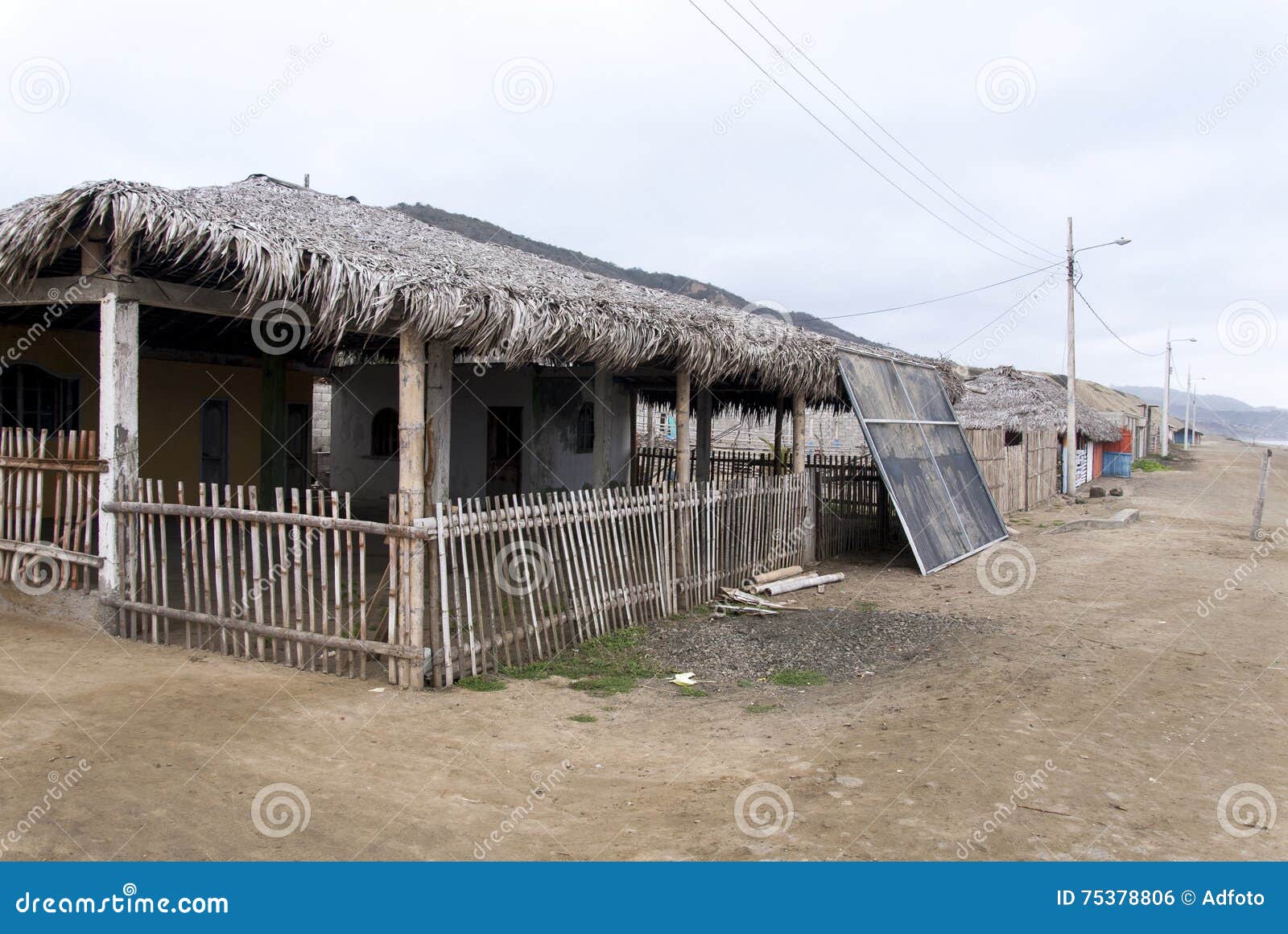 Casa De Madera Tradicional - Ecuador Foto de archivo - Imagen de choza ...