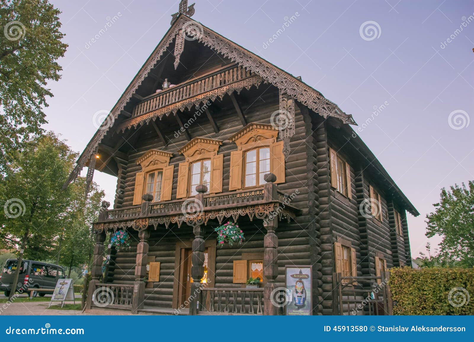 Casa De Madera Tradicional Rusa Imagen editorial - Imagen de ...