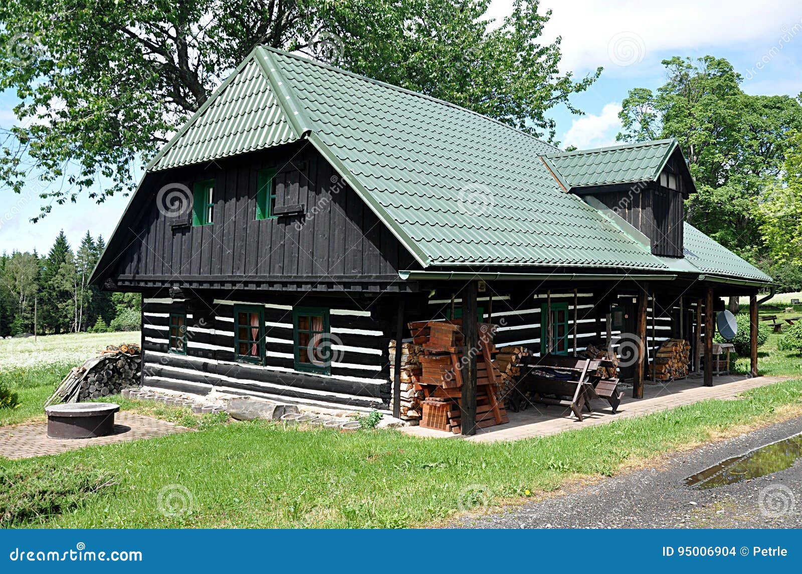 Casa De Madera Vieja Tradicional Foto de archivo - Imagen de azotea ...