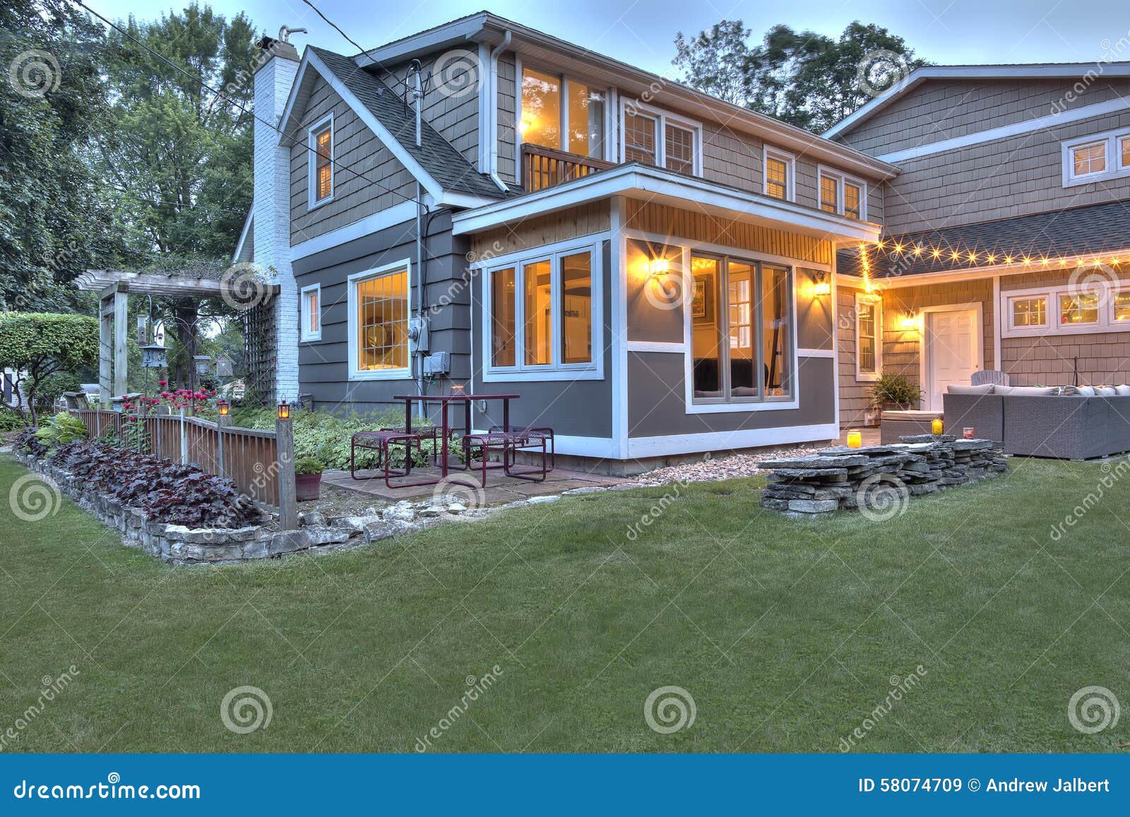 Casa De Resored Cape Cod No Crepúsculo Imagem de Stock - Imagem de ...