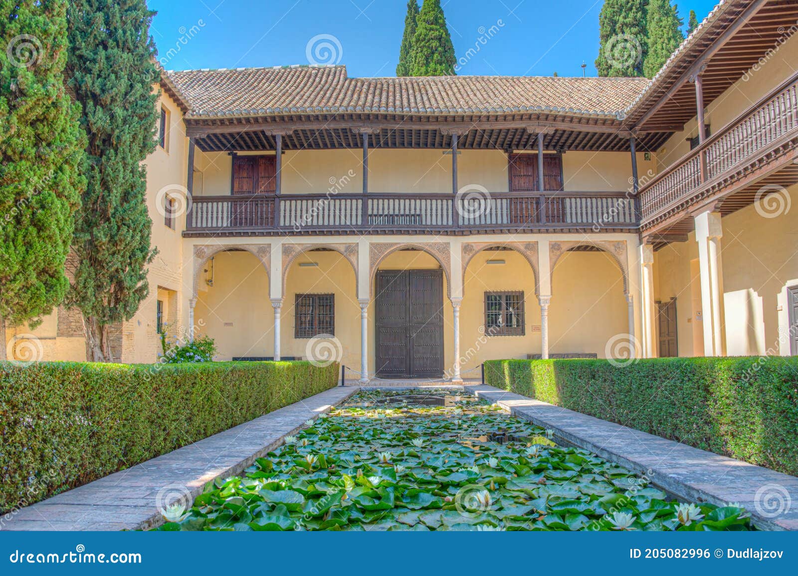 Casa Del Chapiz Em Granada Espanhola Foto de Stock - Imagem de lagoa ...