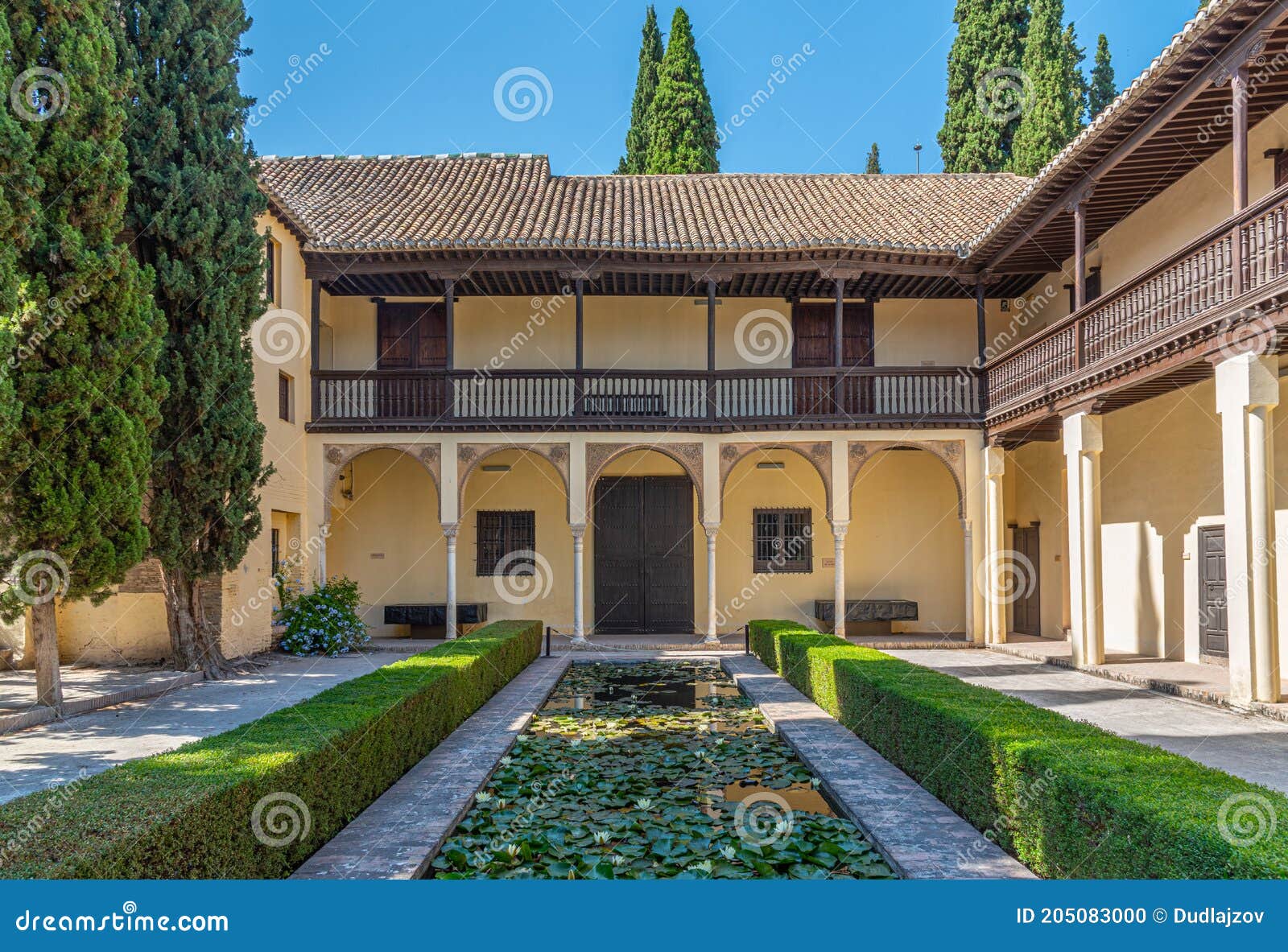 Casa Del Chapiz Em Granada Espanhola Foto de Stock - Imagem de lagoa ...