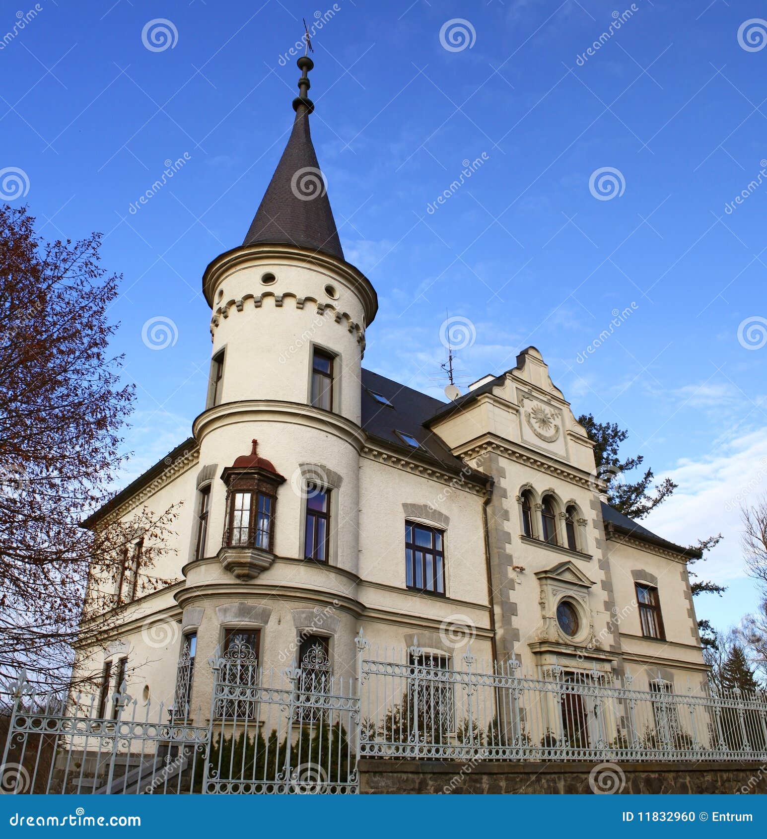 Casa Del Estilo Del Castillo Francés Foto de archivo - Imagen de mano ...