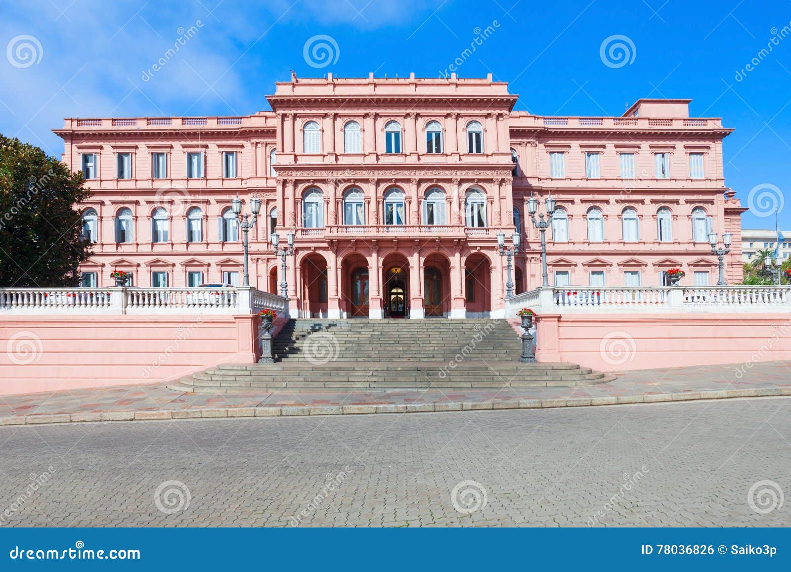 Casa Del Rosa De Rosada De La Casa Foto de archivo - Imagen de plaza ...