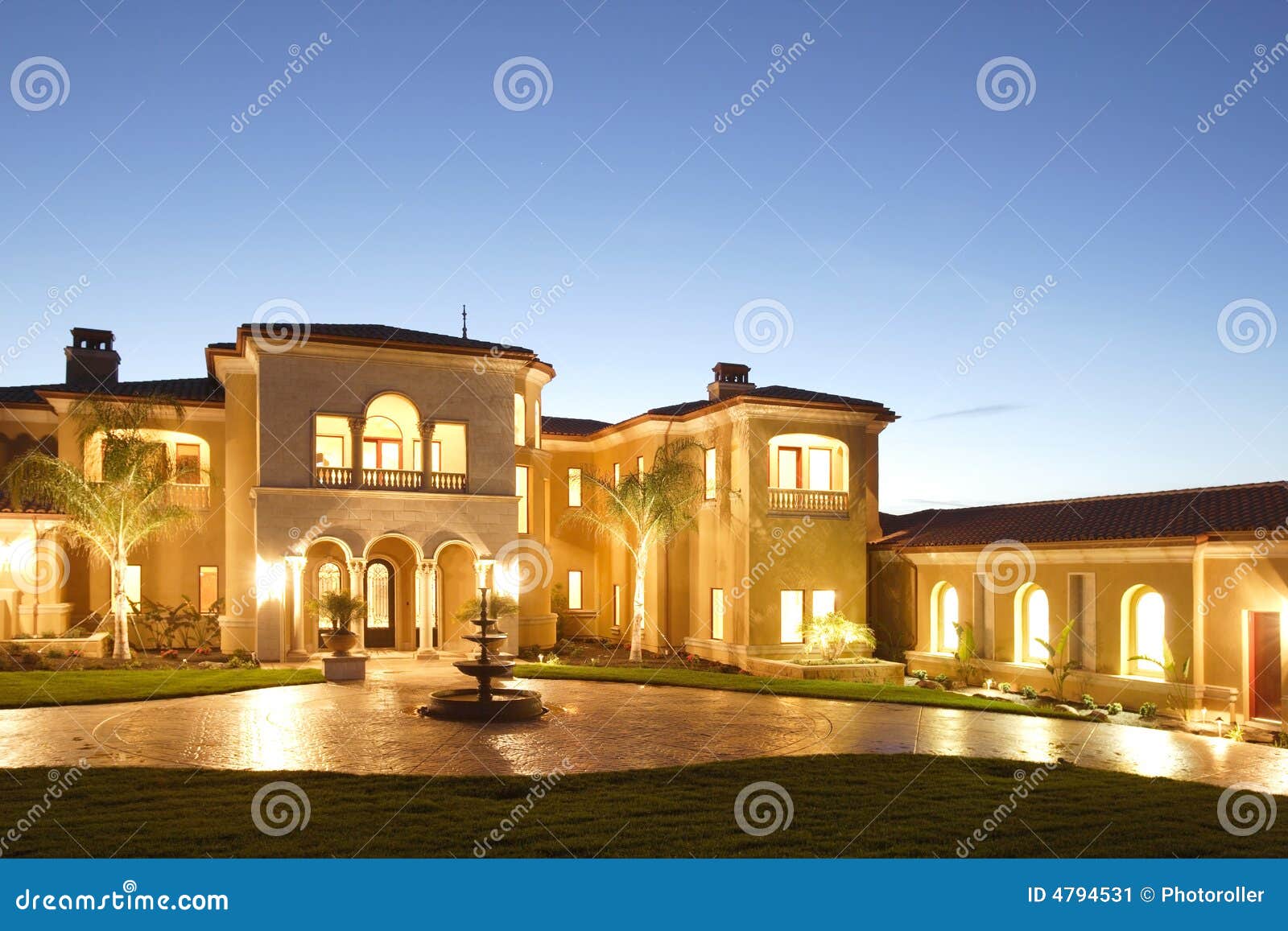 Casa di lusso immagine stock. Immagine di prestigioso - 4794531