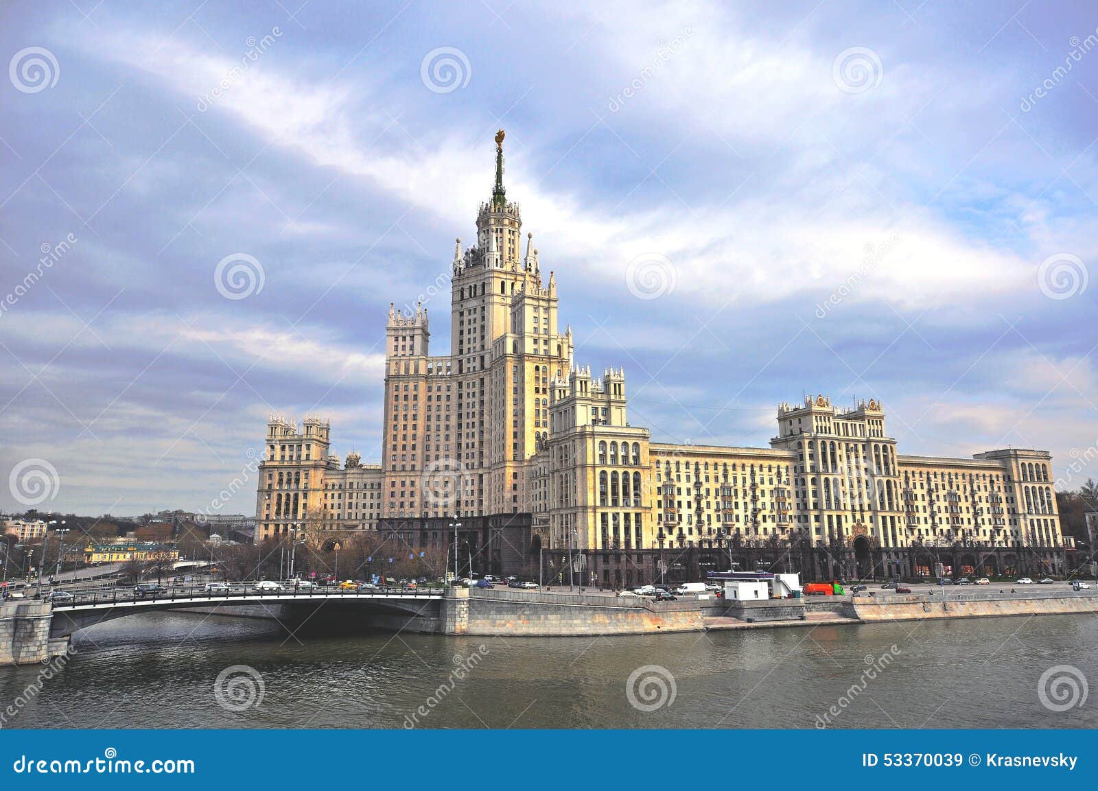 Casa Di Palazzo Multipiano Di Stalin a Mosca Immagine Stock Editoriale ...