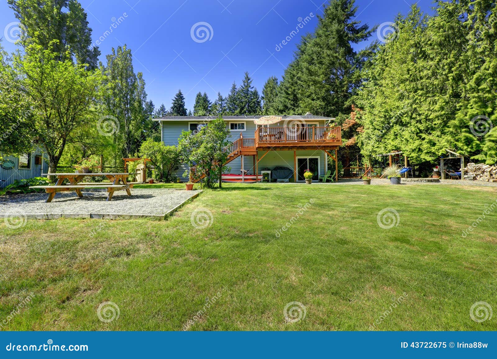 Casa Do Campo Com Grande Quintal Imagem de Stock - Imagem de vista ...