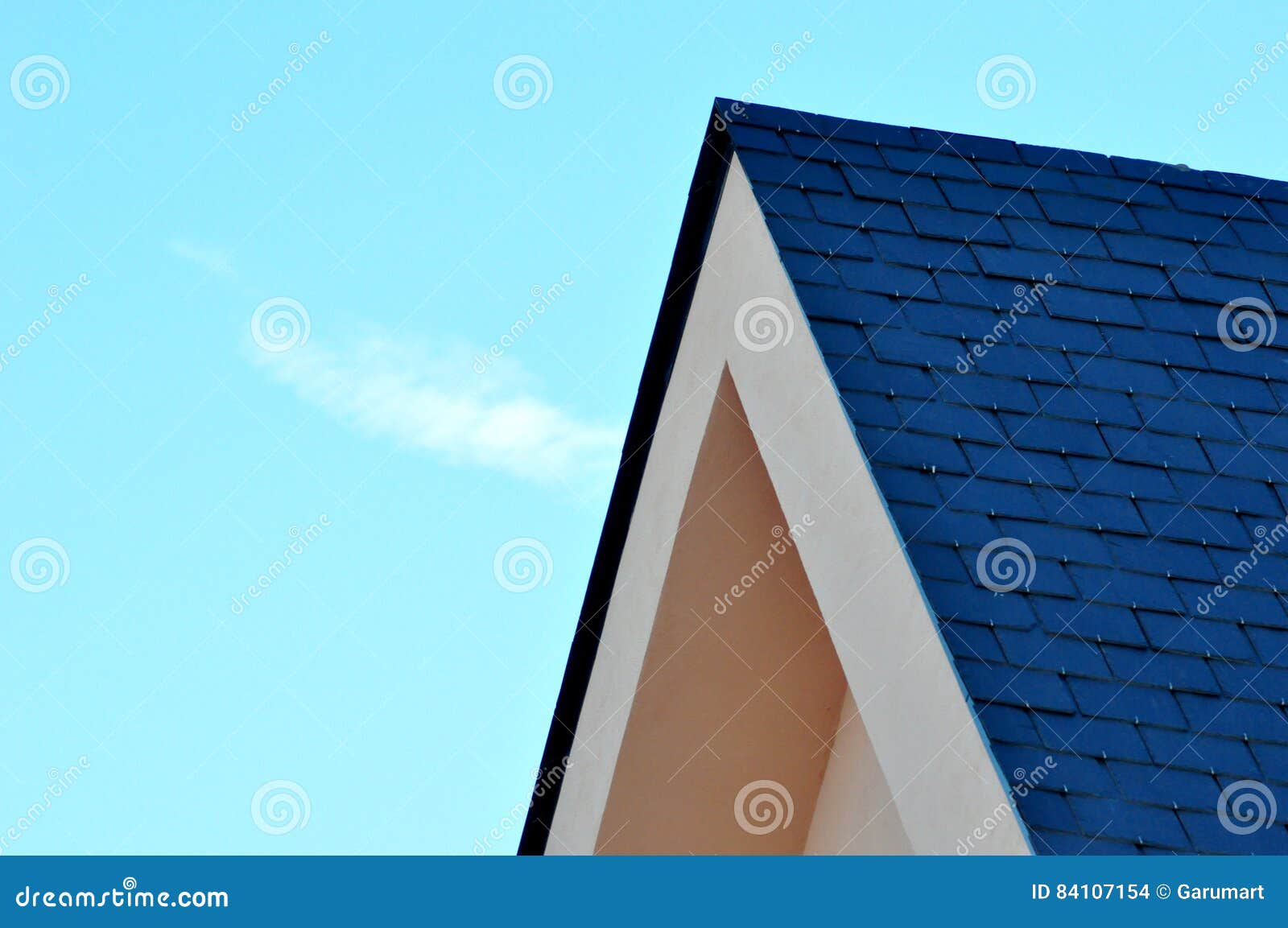 Casa E Cielo Blu Del Triangolo Fotografia Stock - Immagine di triangolo ...