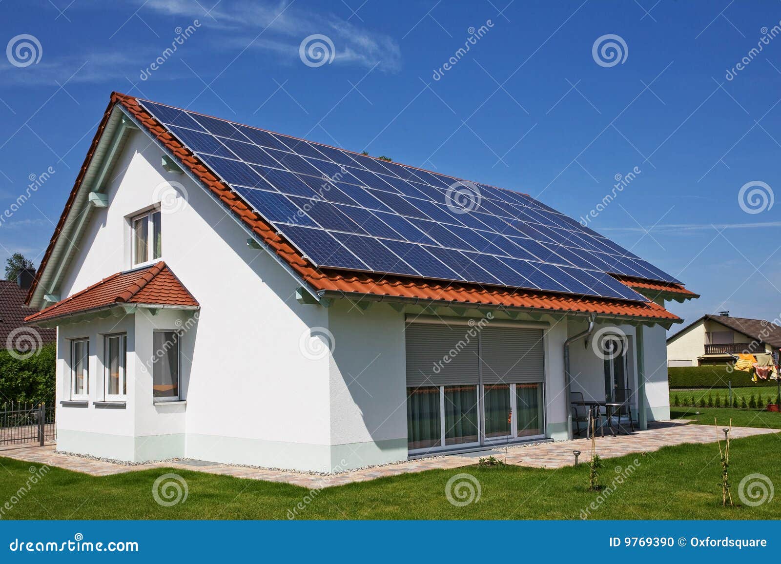 Casa, el panel solar foto de archivo. Imagen de combustible - 9769390